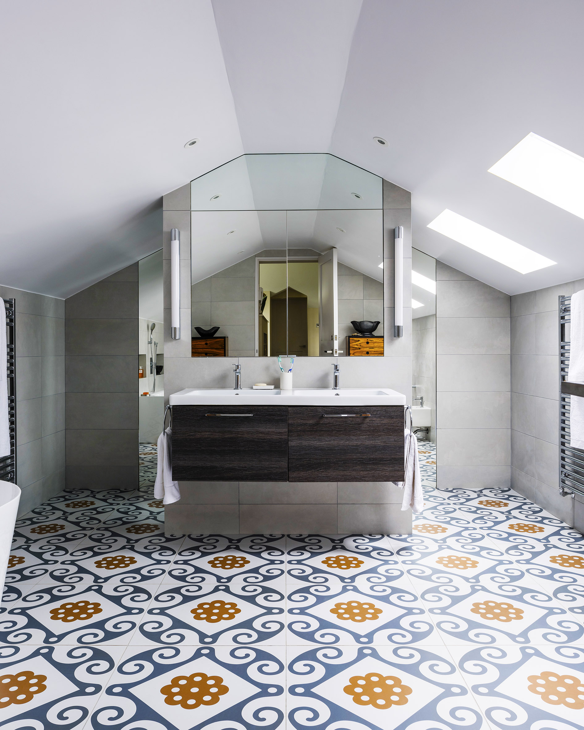 Bold pattern on the bathroom floor | Decomag